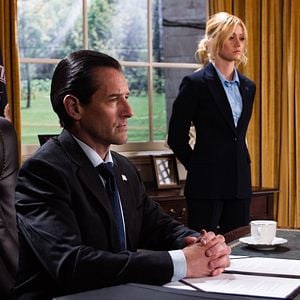 Air Force One Down: Die Agentin des Präsidenten - Film 2024 - FILMSTARTS.de