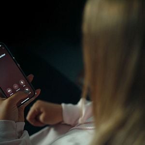 Unbekannte Nummer: Der Highschool Catfish - Dokumentarfilm 2025 - FILMSTARTS.de