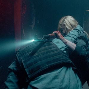 Air Force One Down: Die Agentin des Präsidenten - Film 2024 - FILMSTARTS.de