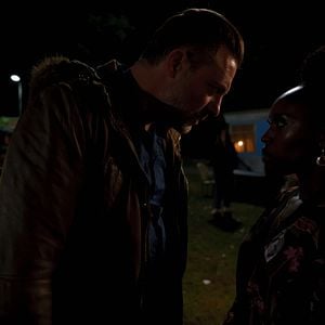 Bilder und Fotos zur Serie Red Light - FILMSTARTS.de