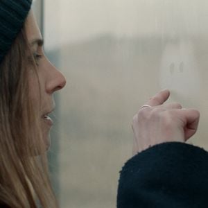 Falling Into Place - Film 2023 - FILMSTARTS.de