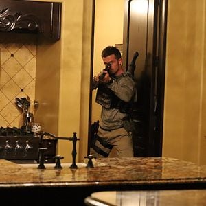 Shrapnel - Kampf mit dem Kartell - Film 2023 - FILMSTARTS.de