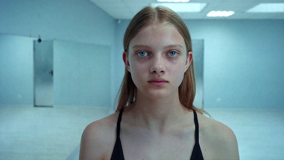 Toxic Trailer - TOXIC Trailer OV - FILMSTARTS.de