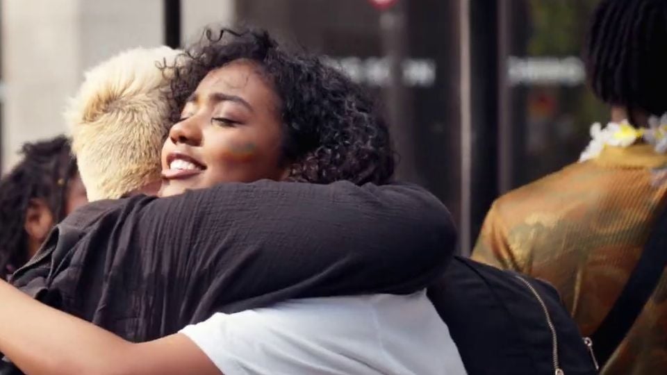 Girls & Gods Trailer - Girls & Gods Trailer DF - FILMSTARTS.de