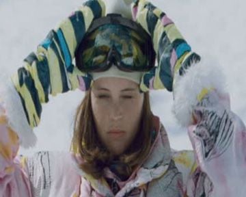 Powder Girl Trailer - Powder Girl Trailer DF - FILMSTARTS.de