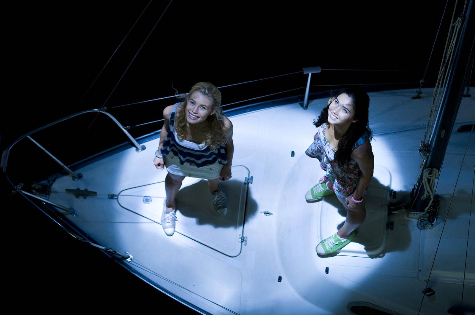 Alien Surfgirls: Bild Jessica Alexandra Green, Lucy Fry - 6 von 41 ...