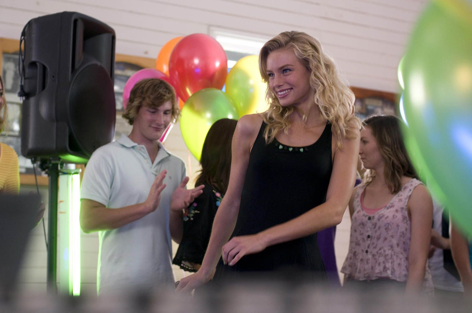 Alien Surfgirls: Bild Lucy Fry - 7 von 41 - FILMSTARTS.de