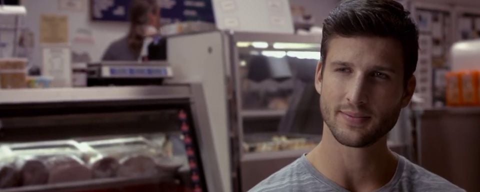 "Fourth Man Out": Erster Trailer zur Buddy-Komödie mit Parker Young und ...