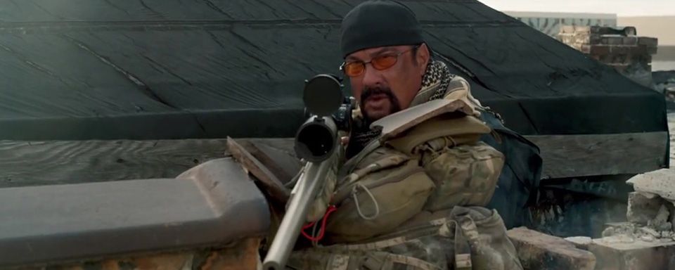 "Code Of Honor": Steven Seagal geht im ersten Trailer als 1-Mann-Armee ...