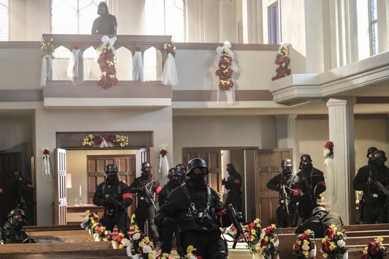 Nazi-Versionen von Supergirl, Arrow und The Flash auf fast 100 Bildern ...