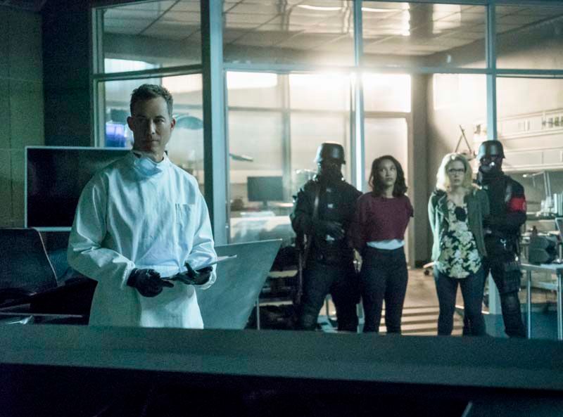 Nazi-Versionen von Supergirl, Arrow und The Flash auf fast 100 Bildern ...