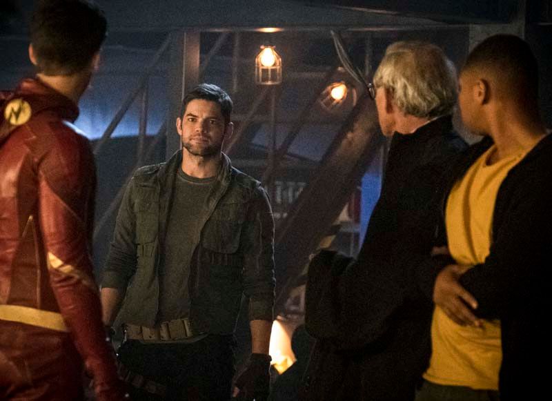 Nazi-Versionen von Supergirl, Arrow und The Flash auf fast 100 Bildern ...