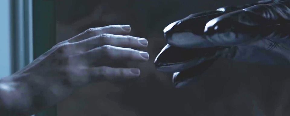 "Alien Code": Im Trailer zum Sci-Fi-Thriller wird ein Kryptograph von ...