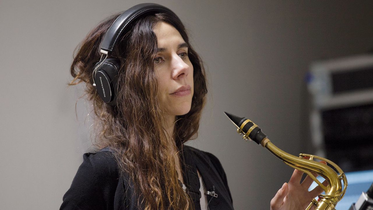 Trailer zur PJ-Harvey Doku "A Dog Called Money": Vom Kriegsgebiet zur ...