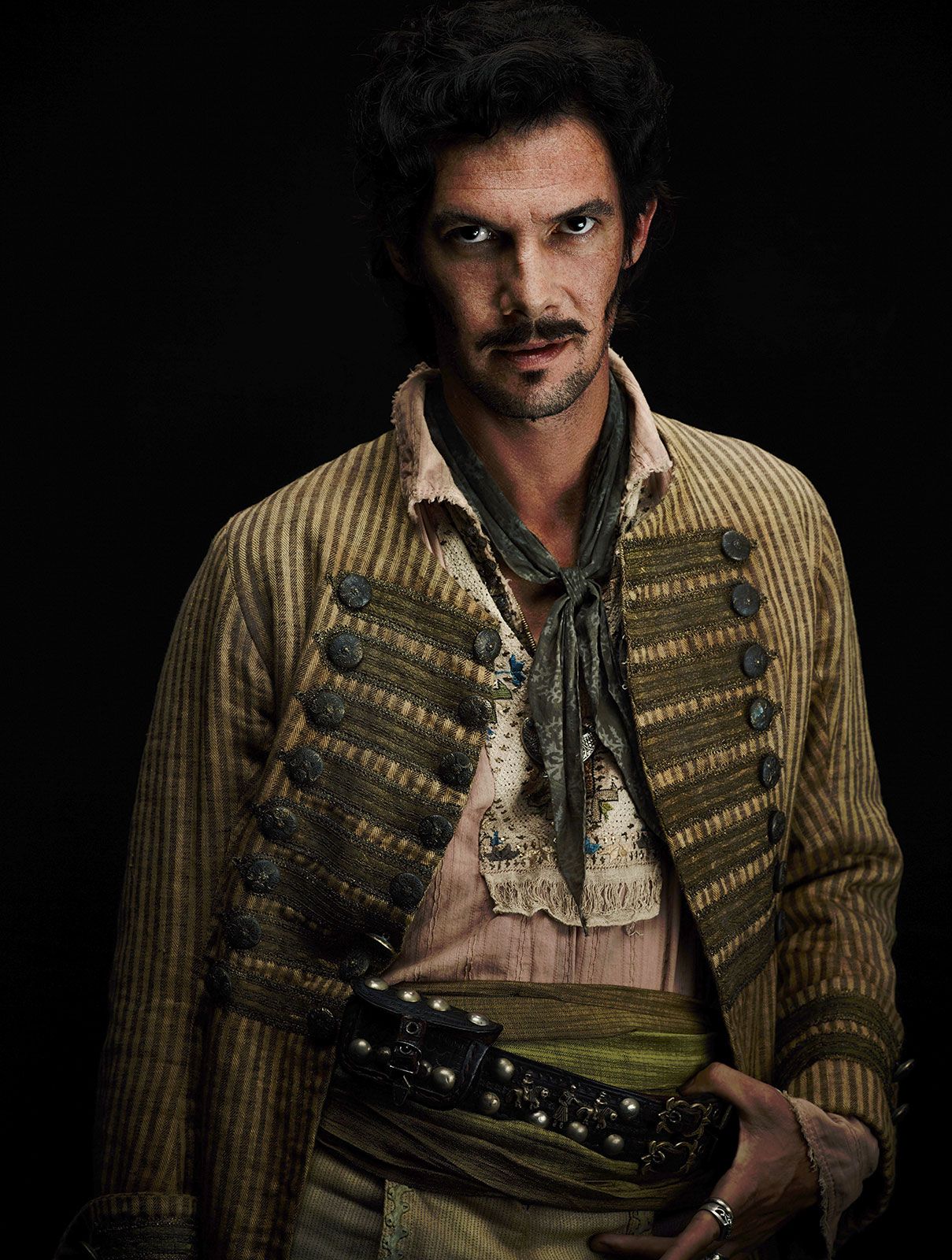 Black Sails: Bild Toby Schmitz - 111 von 249 - FILMSTARTS.de