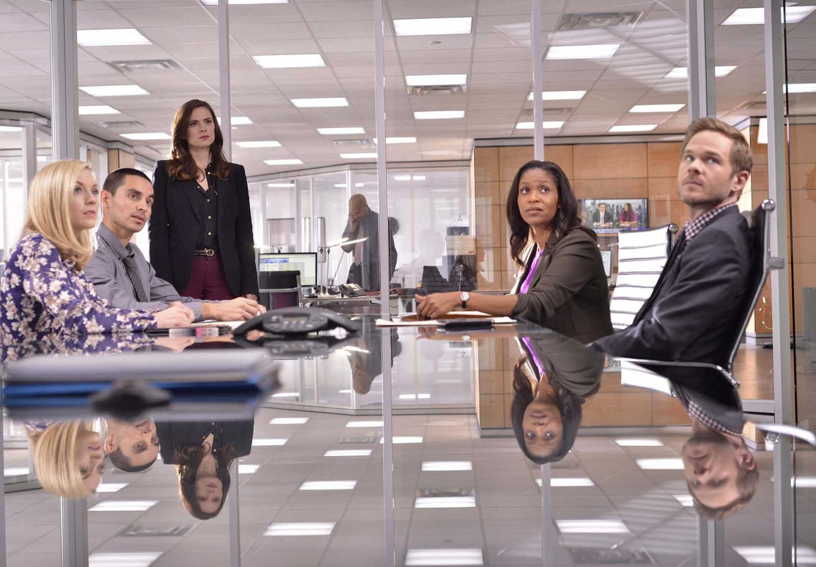 Bild zu Emily Kinney - Bild Merrin Dungey, Hayley Atwell, Manny Montana ...