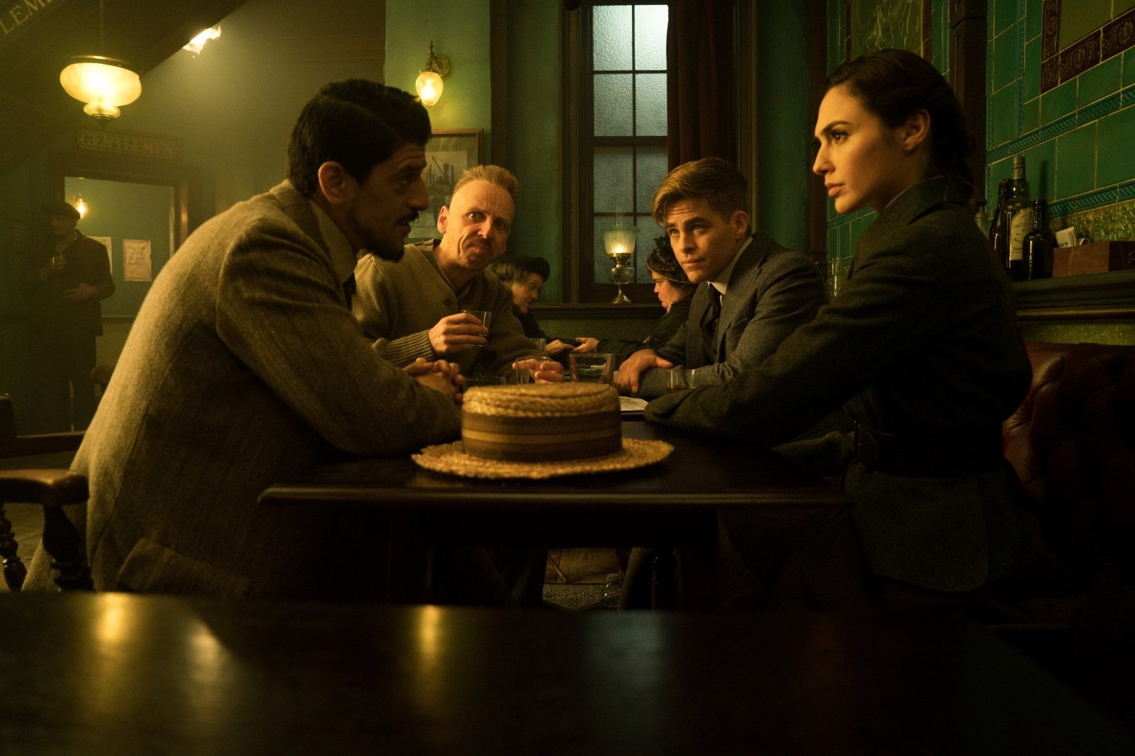 Bild zu Chris Pine - Wonder Woman : Bild Chris Pine, Gal Gadot, Ewen ...