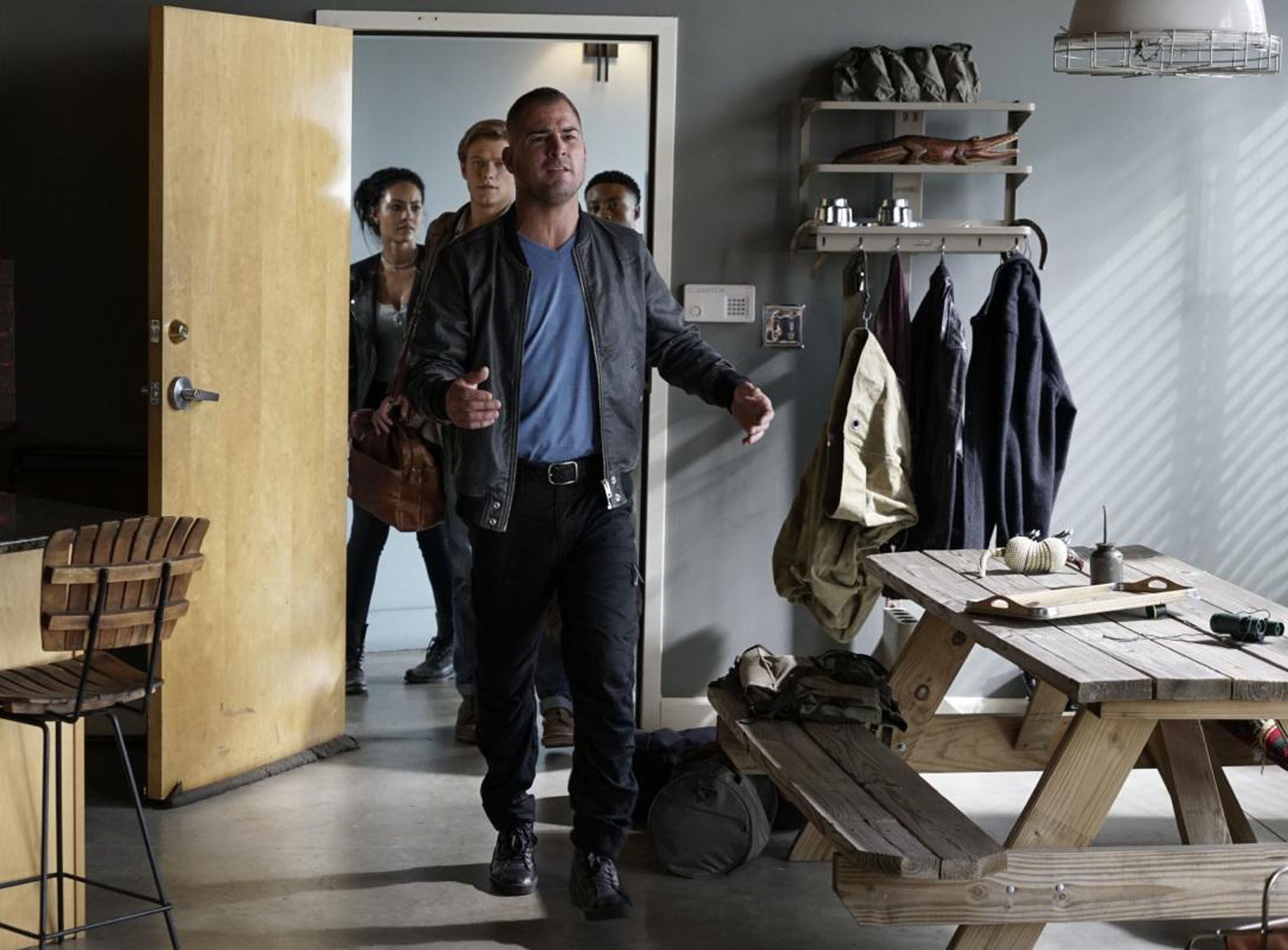 Bild zu Lucas Till - MacGyver (2016) : Bild Lucas Till, Tristin Mays ...