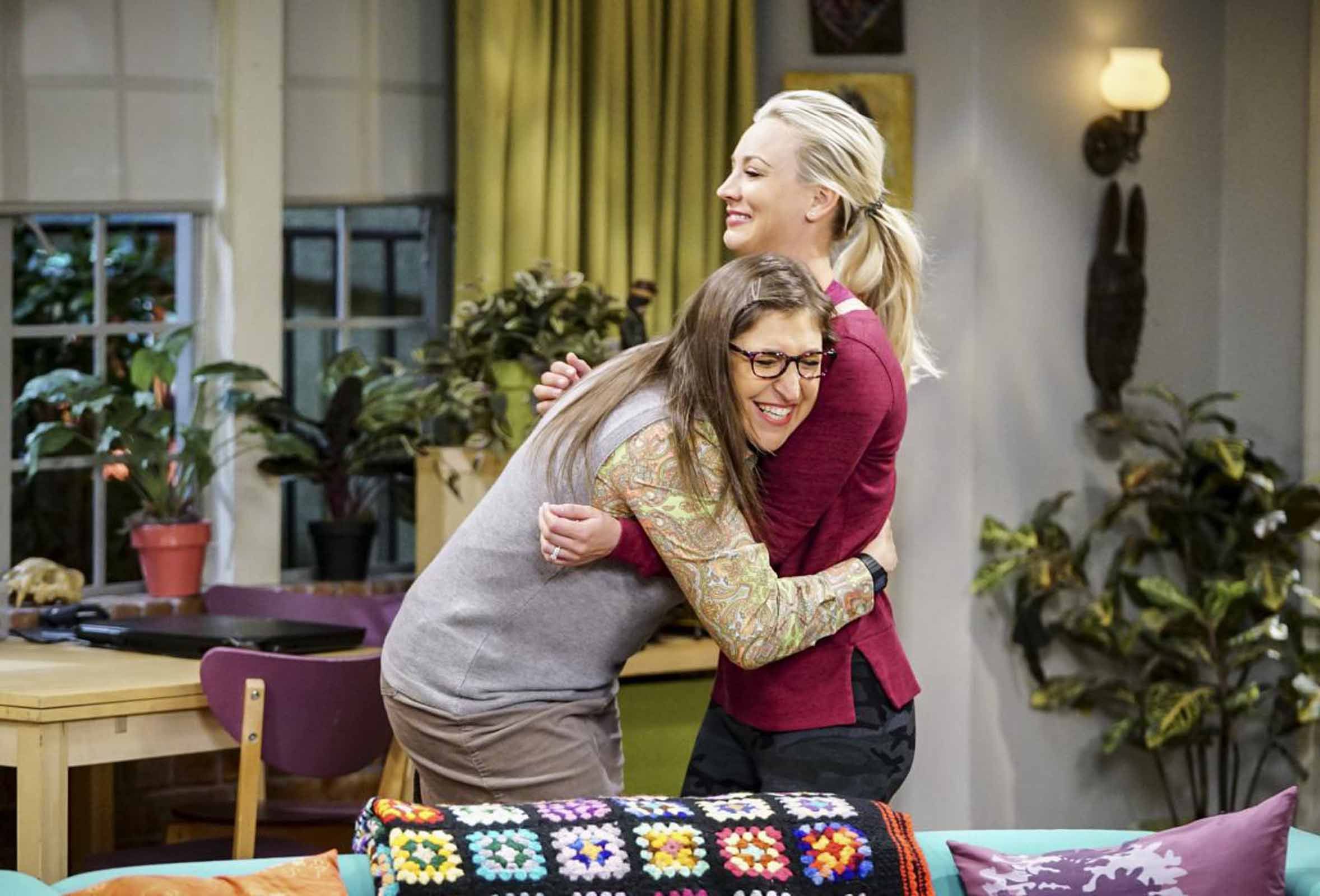 Bild zu Kaley Cuoco - The Big Bang Theory : Bild Mayim Bialik, Kaley Cuoco - Foto 69 von 430 ...