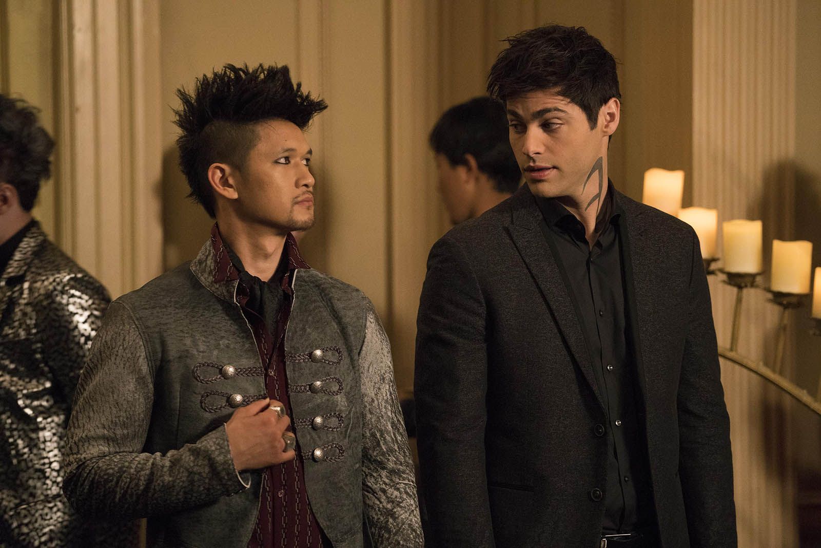 Shadowhunters: Shadowhunters : Bild Matthew Daddario, Harry Shum Jr ...