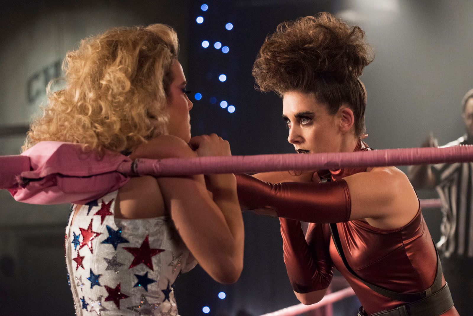 Bild zu Betty Gilpin - GLOW : Bild Betty Gilpin, Alison Brie - Foto 30 ...