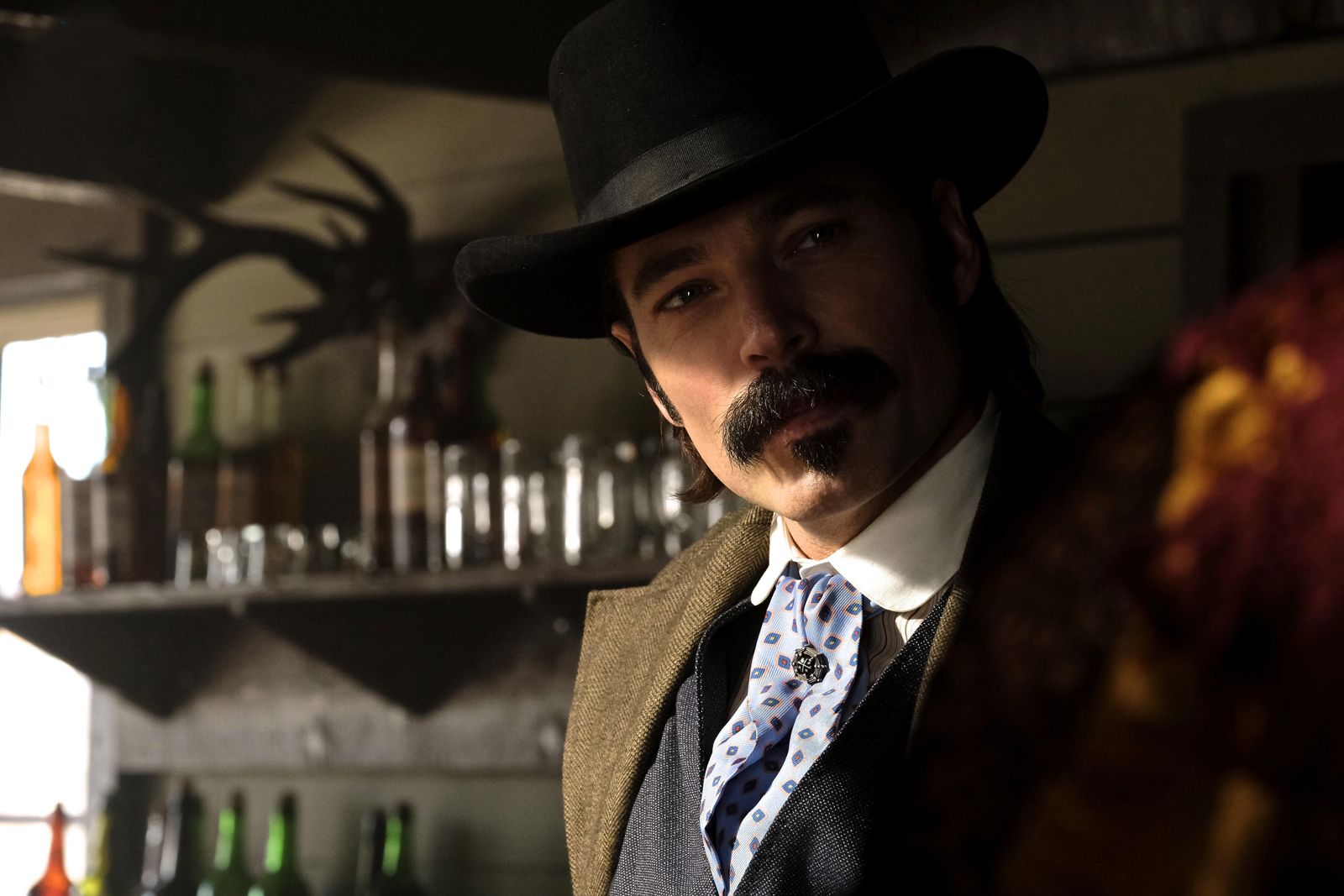 Bild zu Tim Rozon - Wynonna Earp : Bild Tim Rozon - Foto 23 von 62 ...