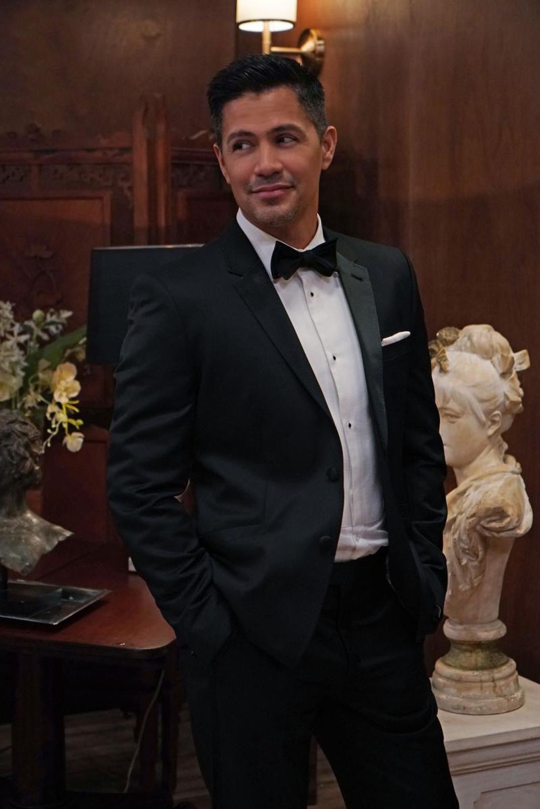 Bild zu Jay Hernandez - Magnum, P.I. (2018) : Bild Jay Hernandez - Foto ...