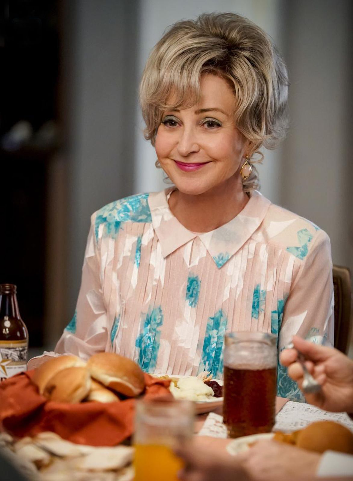 Bild zu Annie Potts - Young Sheldon : Bild Annie Potts - Foto 11 von 73 ...