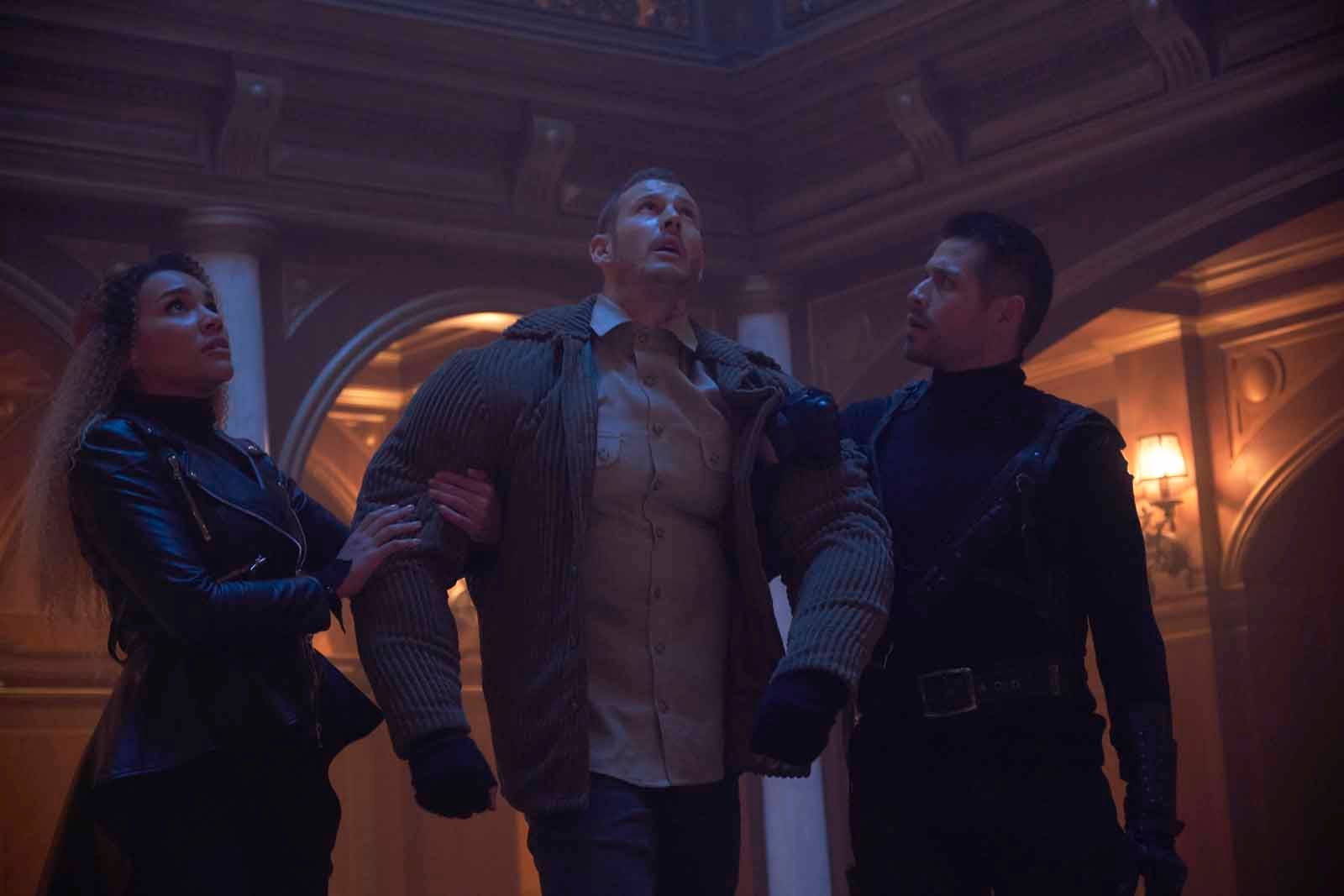 Bild zu David Castañeda - The Umbrella Academy : Bild Tom Hopper, David ...