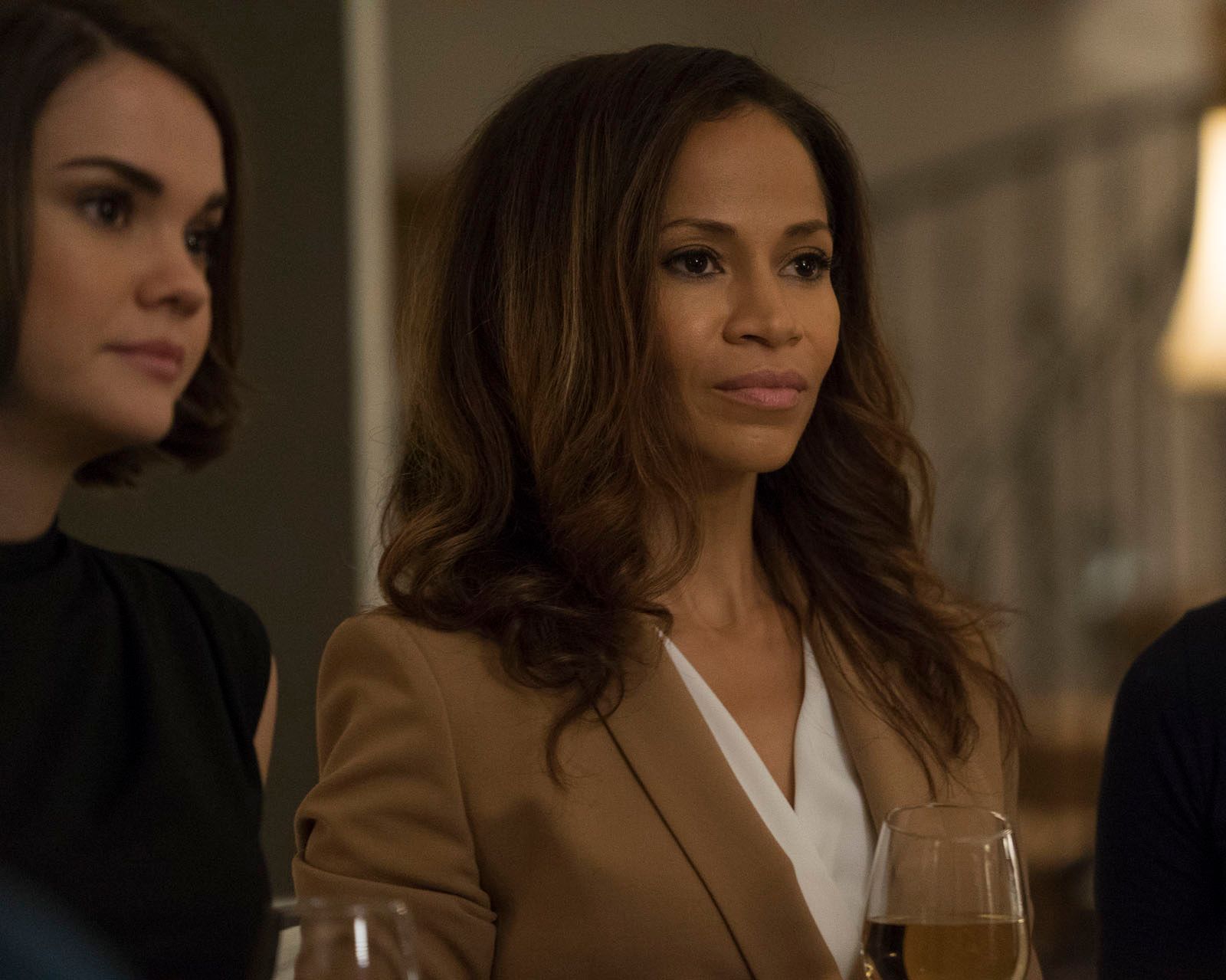 Good Trouble: Good Trouble : Bild Maia Mitchell, Sherri Saum - 123 von ...