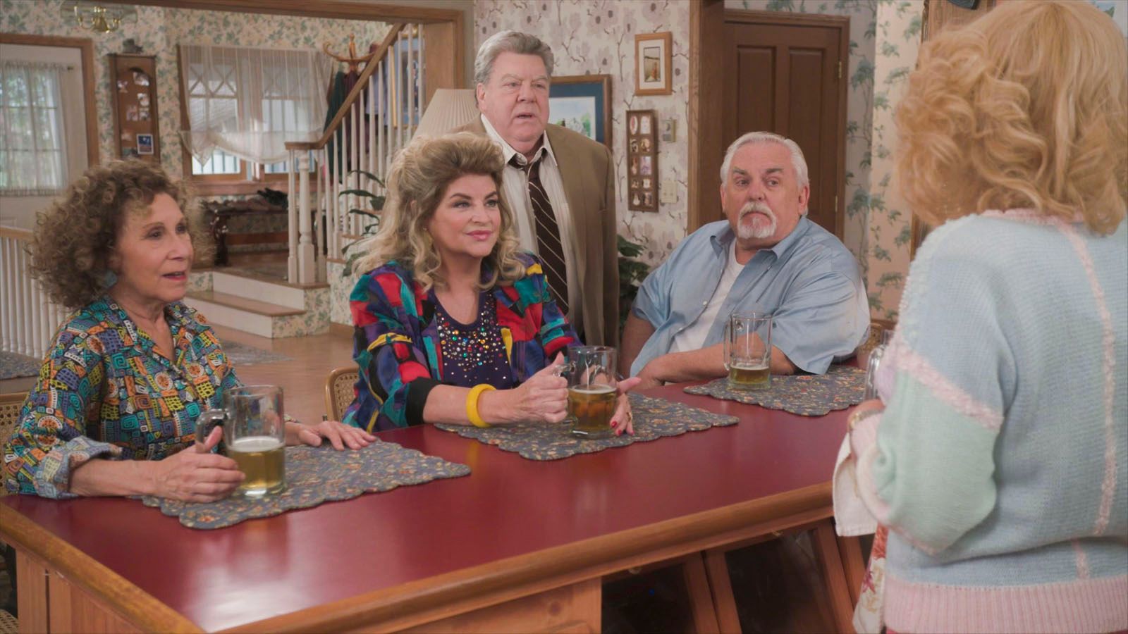 Bild zu Rhea Perlman - Die Goldbergs : Bild John Ratzenberger, George ...
