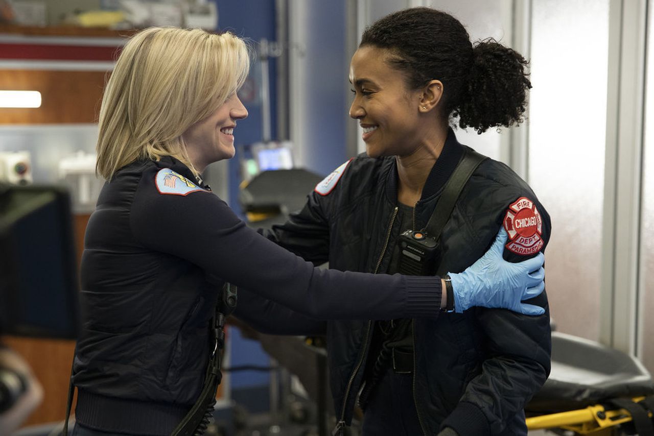 Chicago Fire: Chicago Fire : Bild Annie Ilonzeh, Kara Killmer - 91 von ...