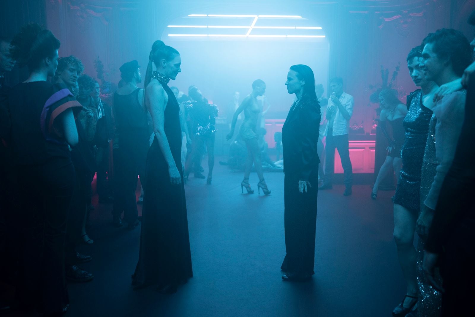 Bildergalerie Vampires (2020) - Bild 4 von 23 - FILMSTARTS.de