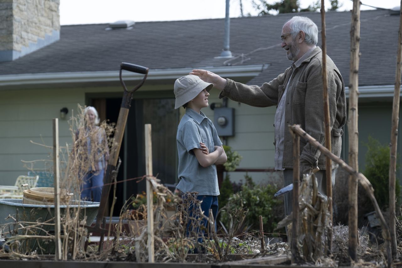 Bild zu Jonathan Pryce - Tales From The Loop : Bild Duncan Joiner ...