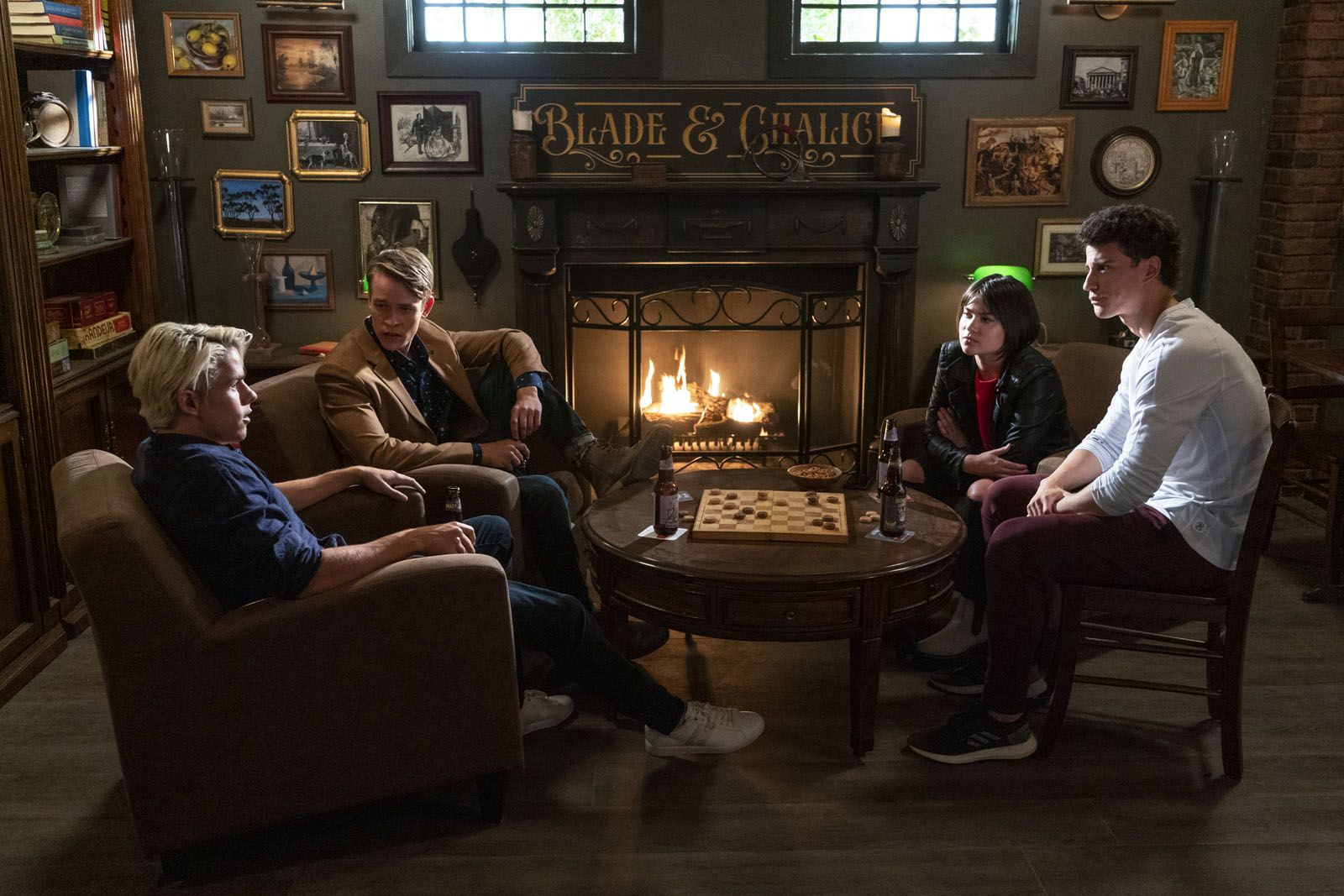 Bild zu Thomas Elms - Bild Thomas Elms, Devery Jacobs, Adam DiMarco ...