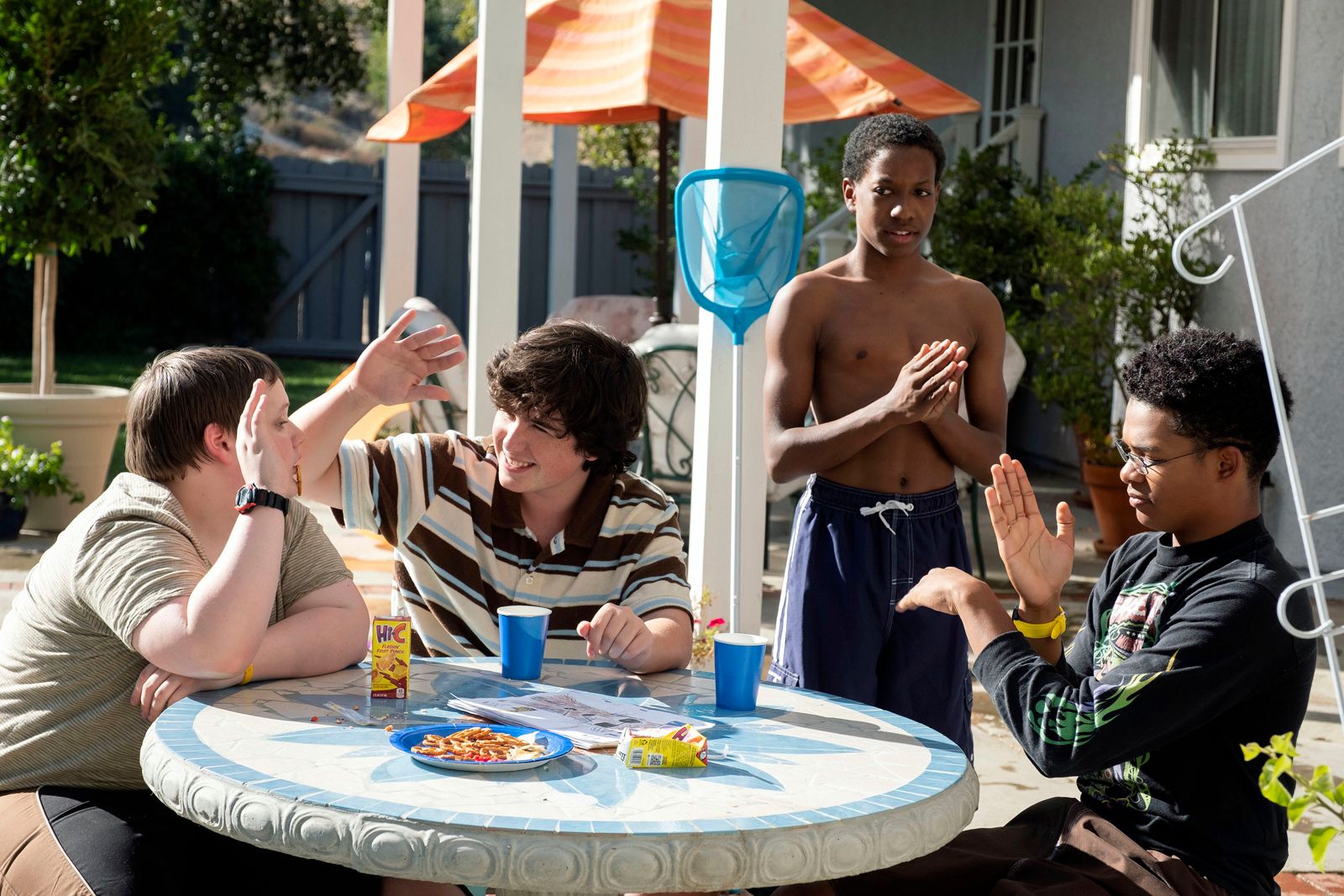 Bild zu Dylan Gage - PEN15 : Bild Tony Espinosa, Dylan Gage, Taj Cross ...