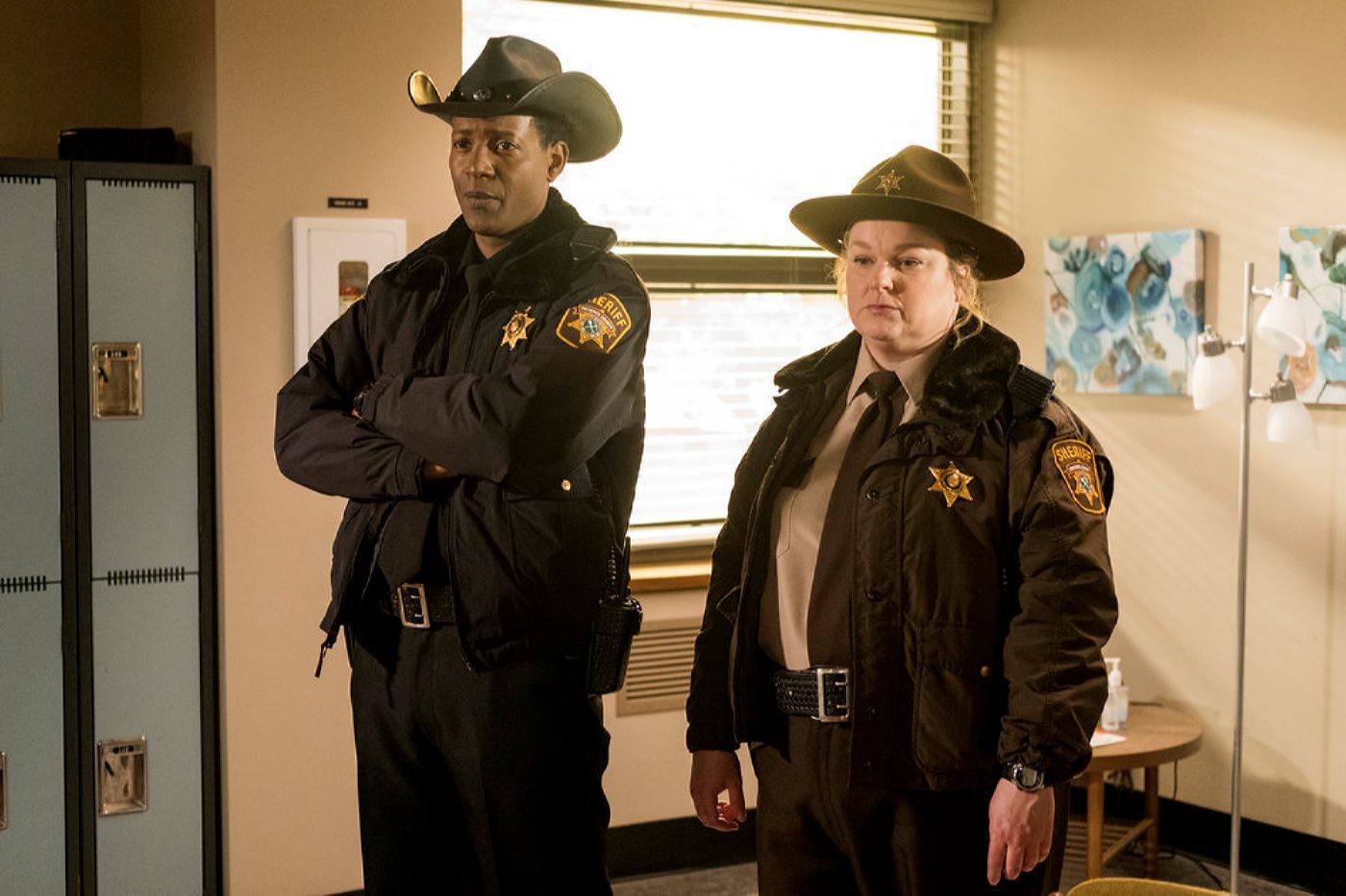 Resident Alien: Resident Alien : Bild Elizabeth Bowen (II), Corey ...