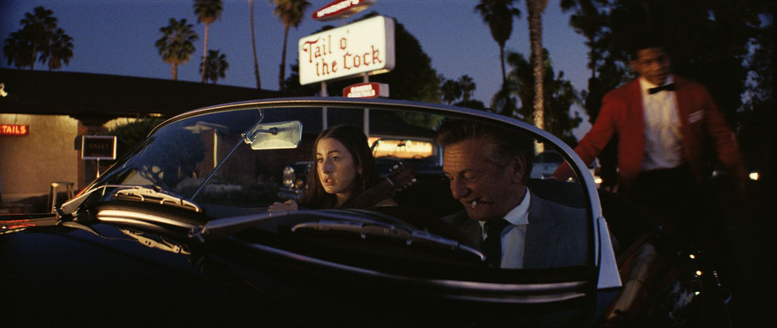 Bild zu Alana Haim - Licorice Pizza : Bild Sean Penn, Alana Haim - Foto ...