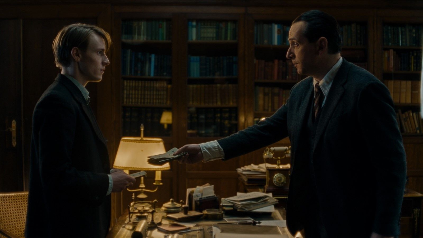 Bild zu Louis Hofmann - Der Passfälscher : Bild Louis Hofmann, Marc ...