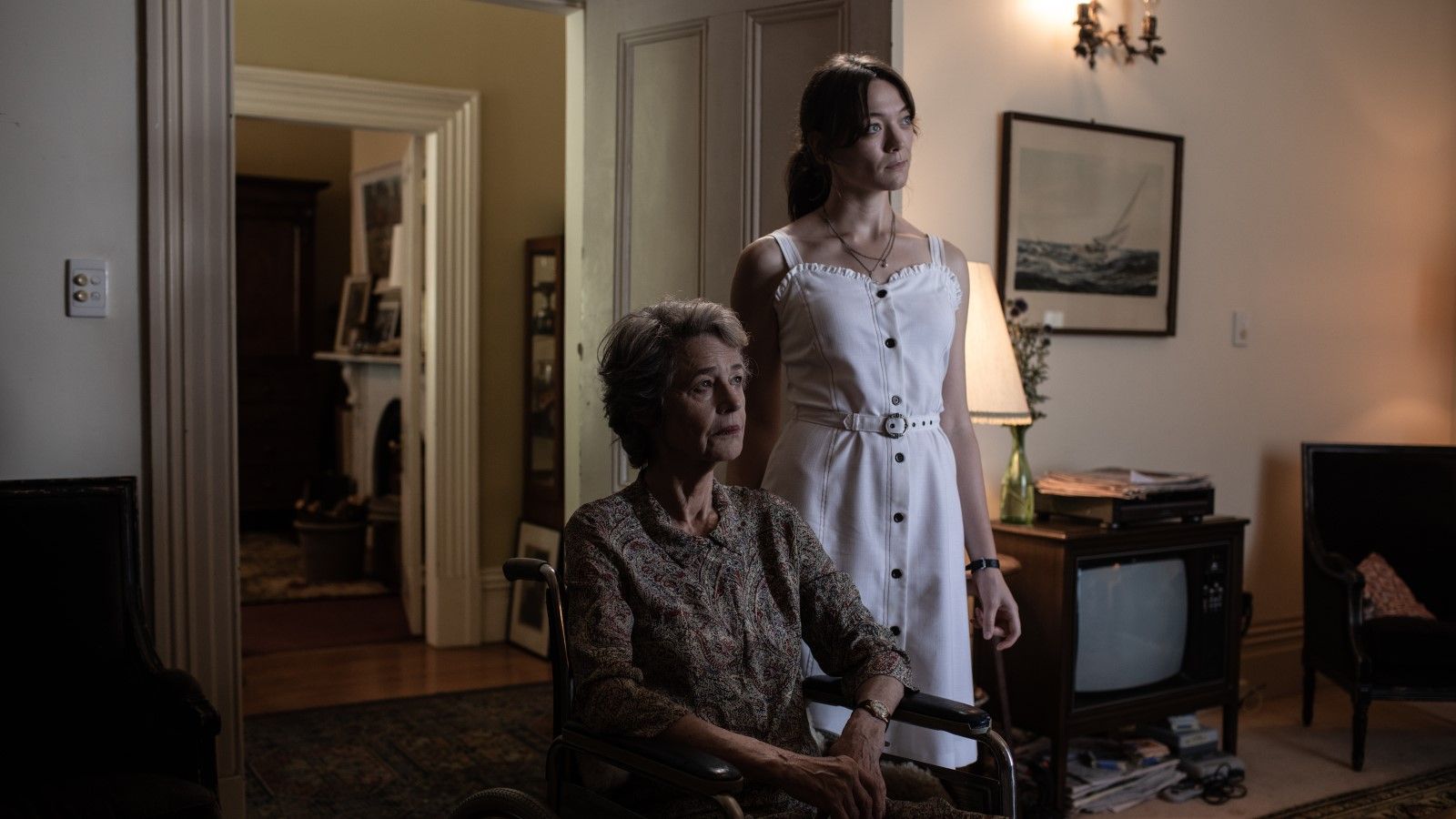 Bild zu Charlotte Rampling - Juniper : Bild Charlotte Rampling - Foto ...