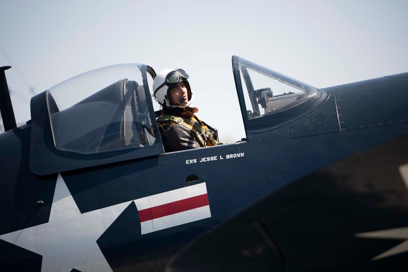 Bild zu Glen Powell - Devotion : Bild Glen Powell - Foto 39 von 82 ...