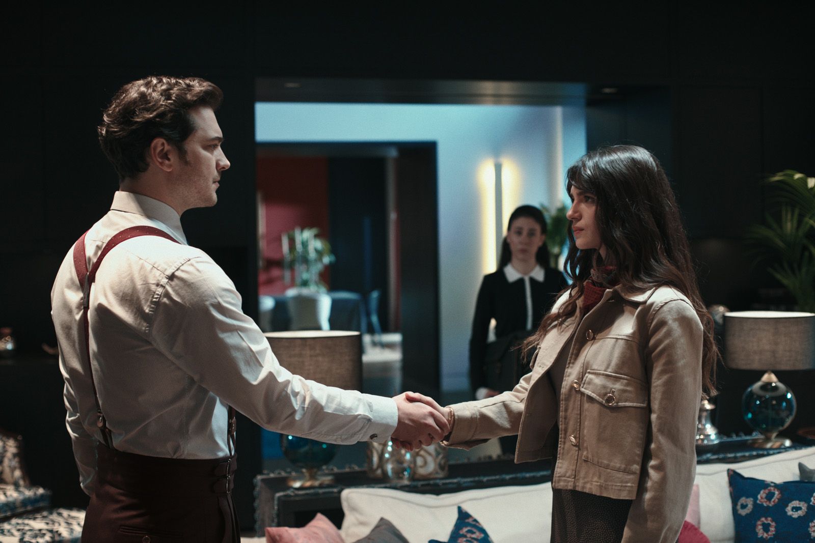 Der Schneider: Bild Çağatay Ulusoy, Şifanur Gül - 44 von 60 - FILMSTARTS.de