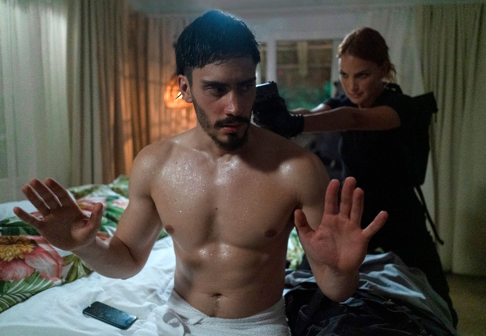 Fake Profile: Bild Juliana Galvis, Iván Amozurrutia - 24 von 39 - FILMSTARTS.de