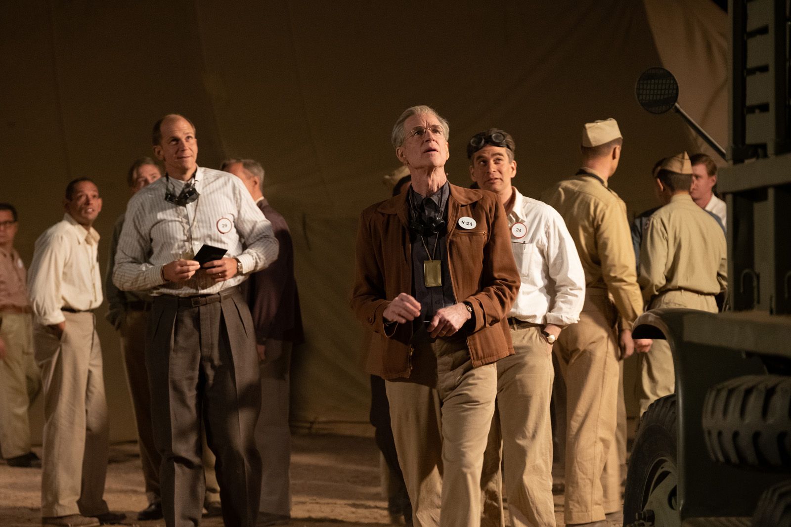 Bild zu Matthew Modine - Oppenheimer : Bild Gustaf Skarsgård, Danny ...