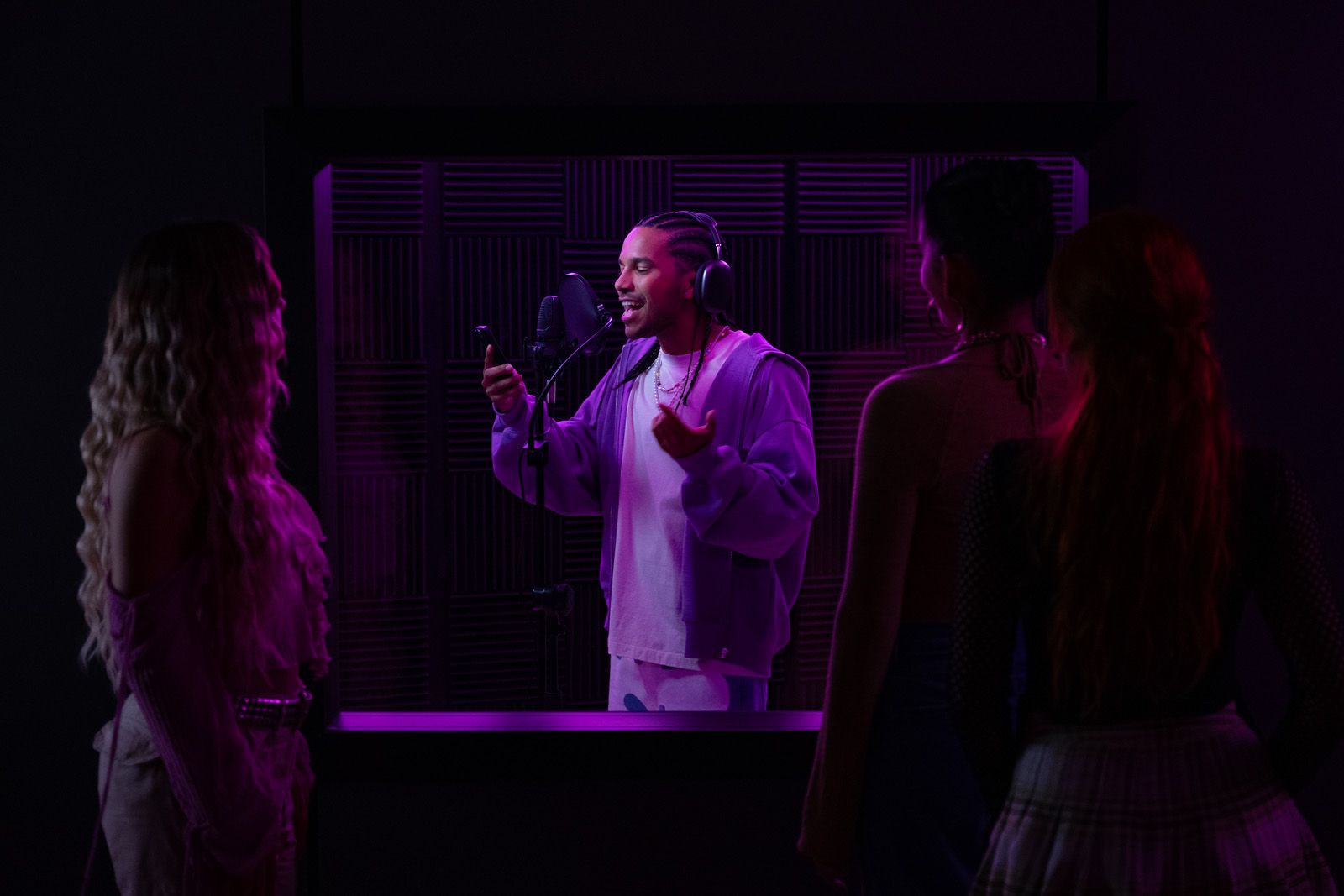 Neon: Bild Tyler Dean Flores - 13 von 22 - FILMSTARTS.de