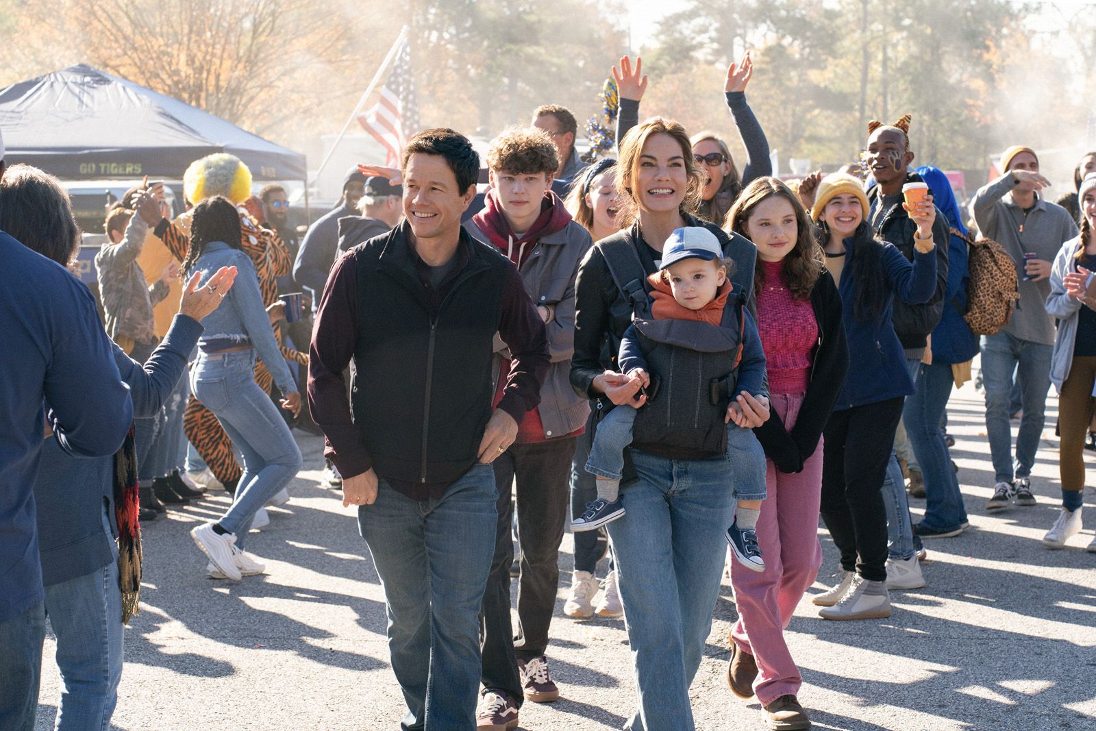 Bild zu Zoe Margaret Colletti - The Family Plan : Bild Van Crosby ...