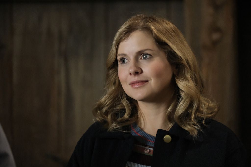 Ghosts: Ghosts : Bild Rose McIver - 9 von 37 - FILMSTARTS.de