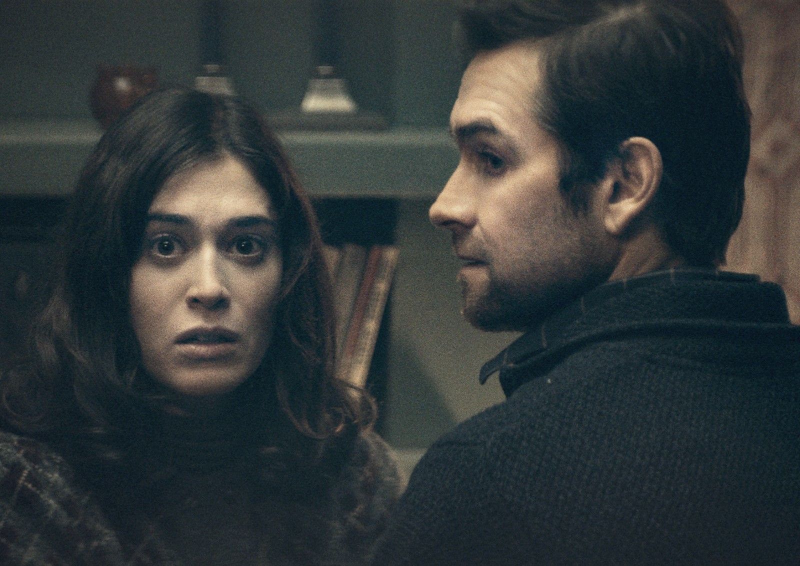 Bild zu Antony Starr - Knock Knock Knock : Bild Antony Starr, Lizzy Caplan - Foto 3 von 65 ...