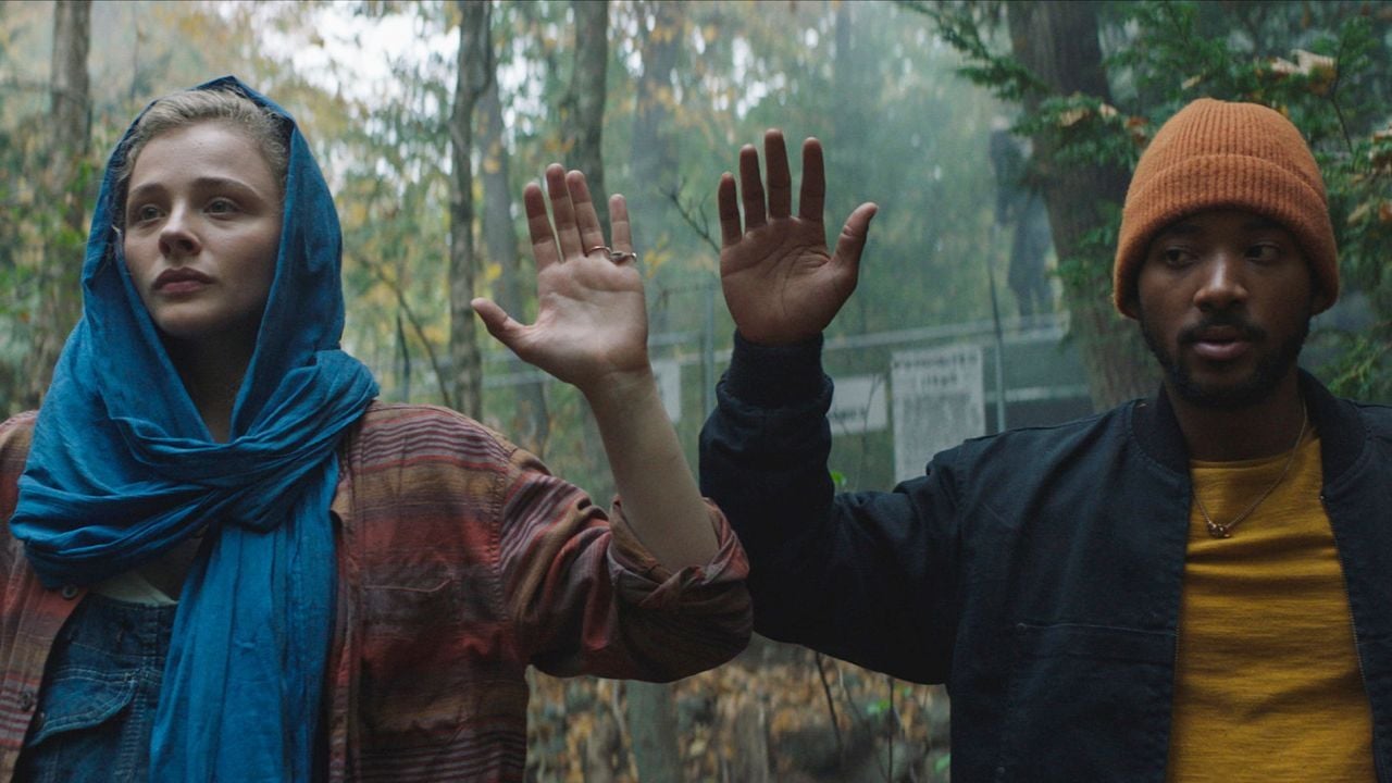 Kritik zu Mother/Android: Eine langweilige Geschichte im spannenden ...