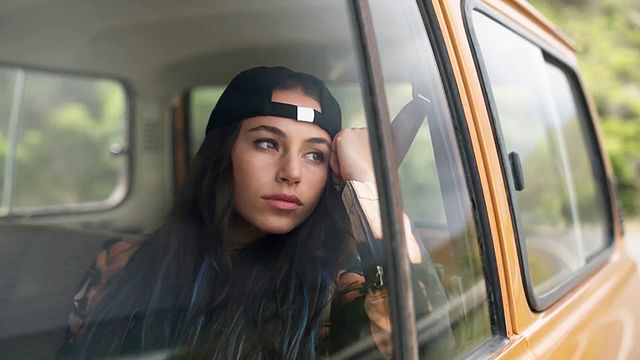 Surviving Summer - TV-serie 2022 - FILMSTARTS.de